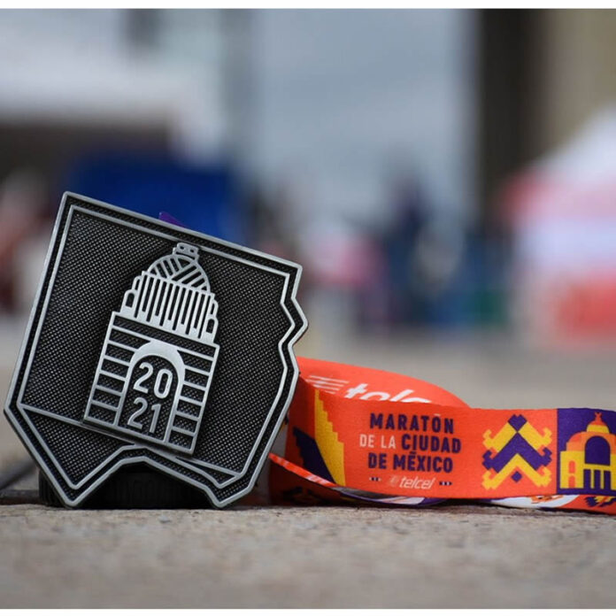 playera y medalla del Maratón de la Ciudad De México Telcel 2021